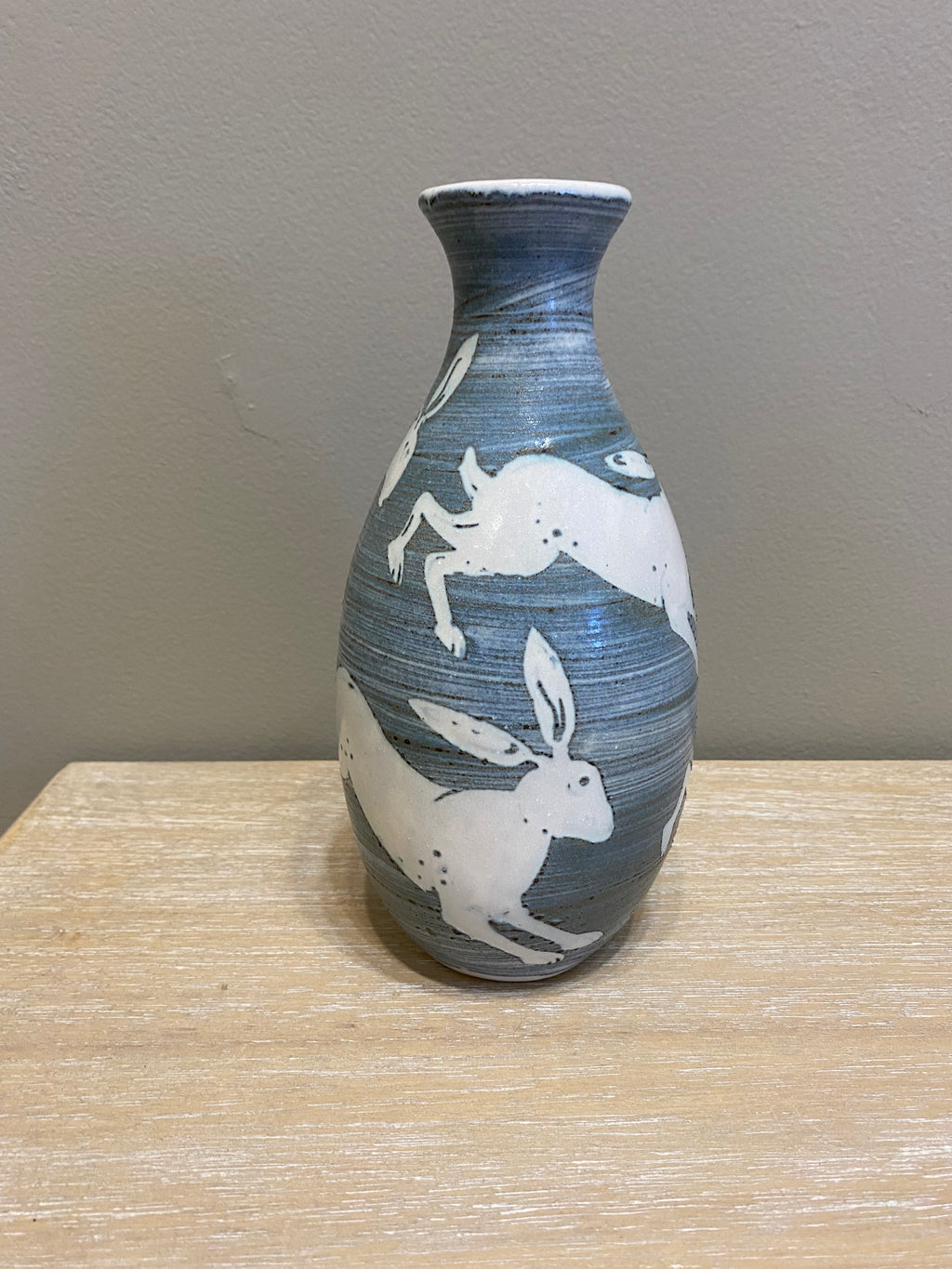 Large Bud Vase by Neil Tregear with Leaping Hare Design – Obsidian Art